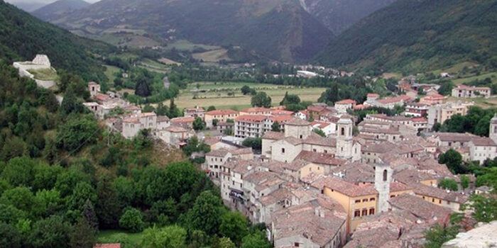 Още едно малко градче в Италия предлага къщи по 1 EUR | Stroiteli-bg ...
